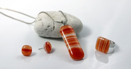 fused-glass-jewelry-making-technique - MKM Jewelry, Inc.